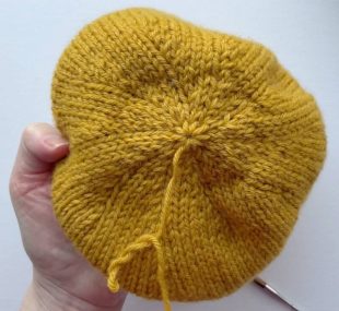 How to close the top of a knit hat (video + step by step guide) - Craft Fix